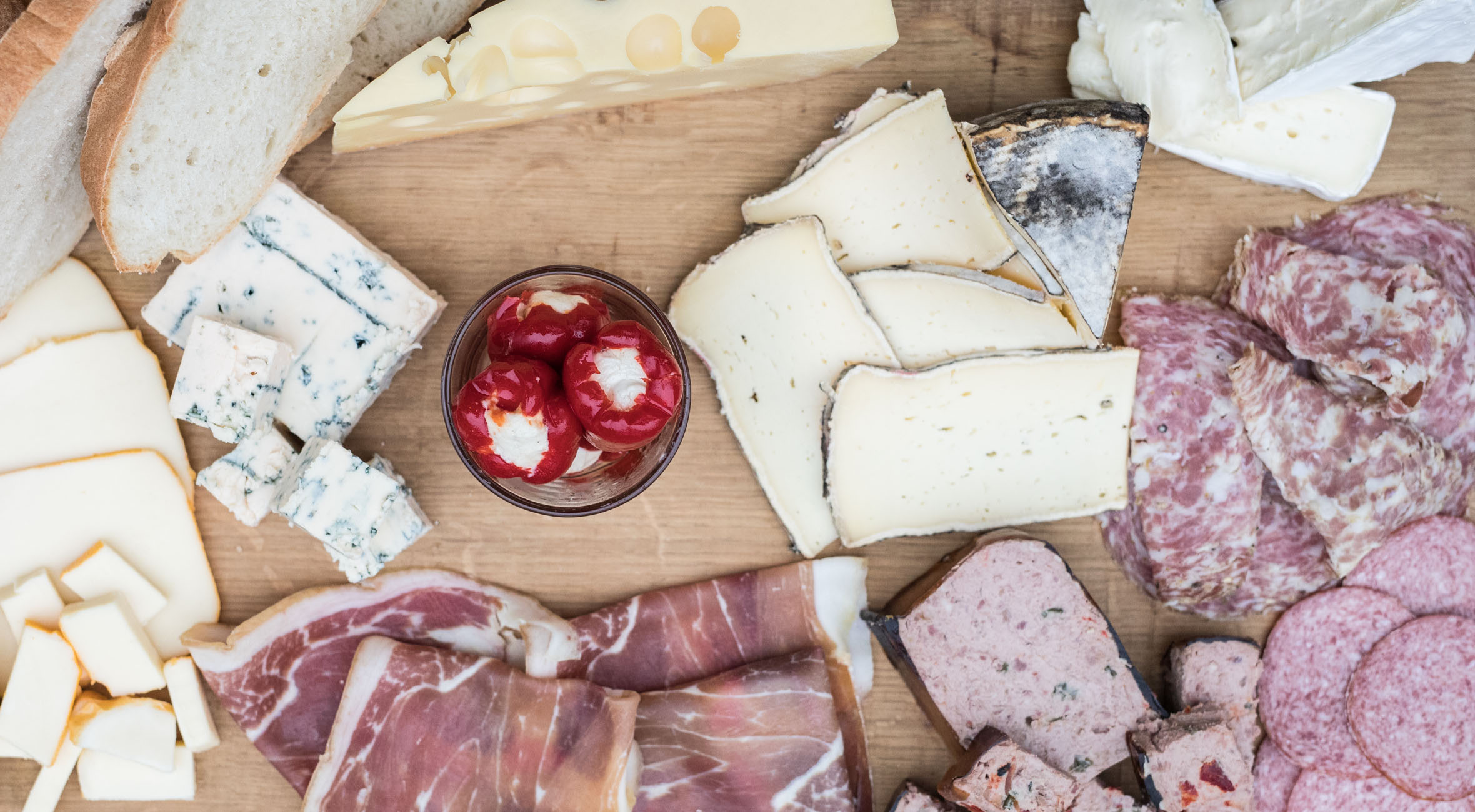 Hæderkronet oste- og delikatessebutik byder på oste, pølser, patéer ...